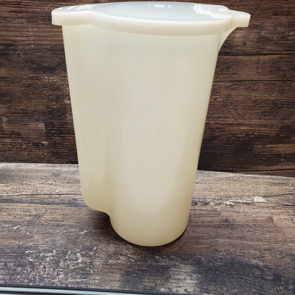 Tupperware | Kitchen | Vintage Tupperware 2 Quart White Pitcher 292 ...